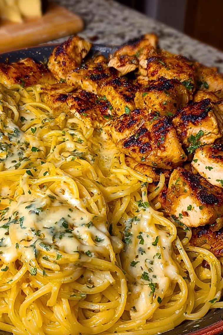 Creamy Velveeta Chicken Spaghetti with Mozzarella Garlic Cheese Sauce ...